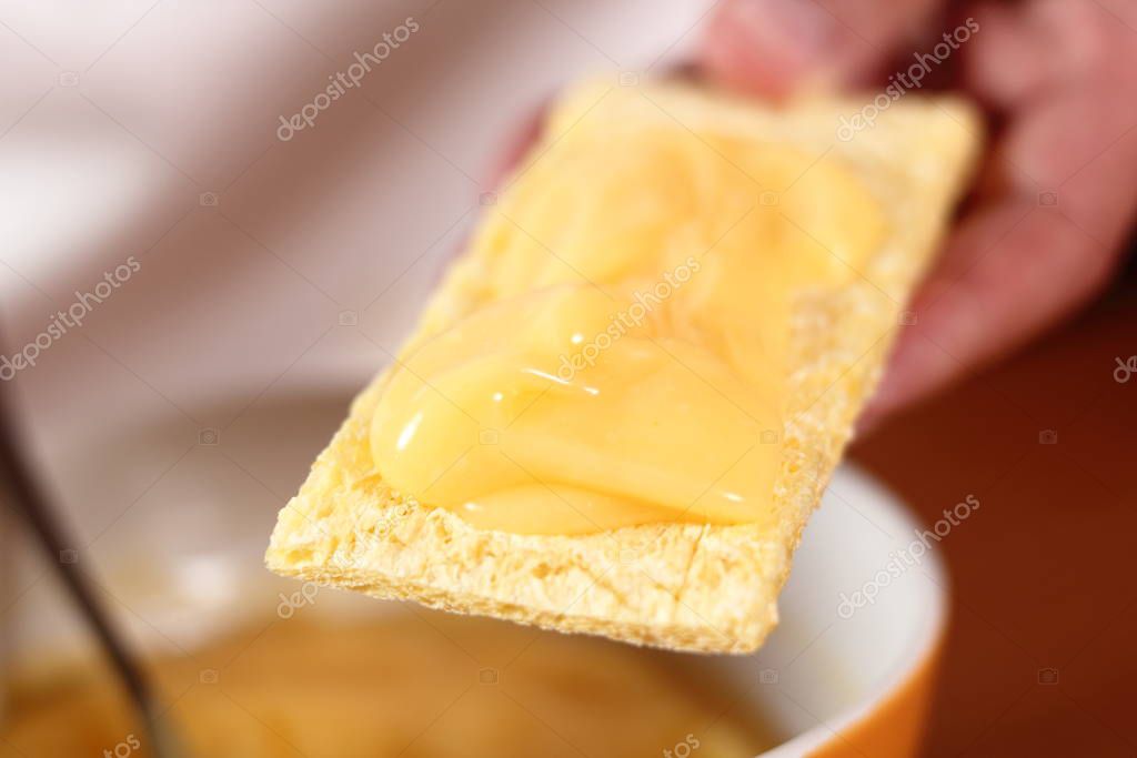 Difundir mayonesa sobre pan crujiente de maíz. Hacer mayonesa con una ...