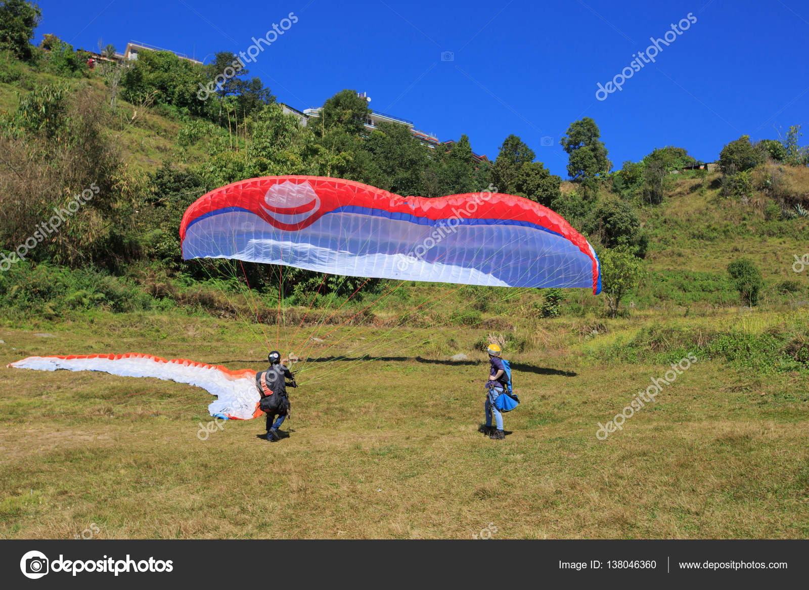 People with paraglider ready to start flying – Stock Editorial Photo ...