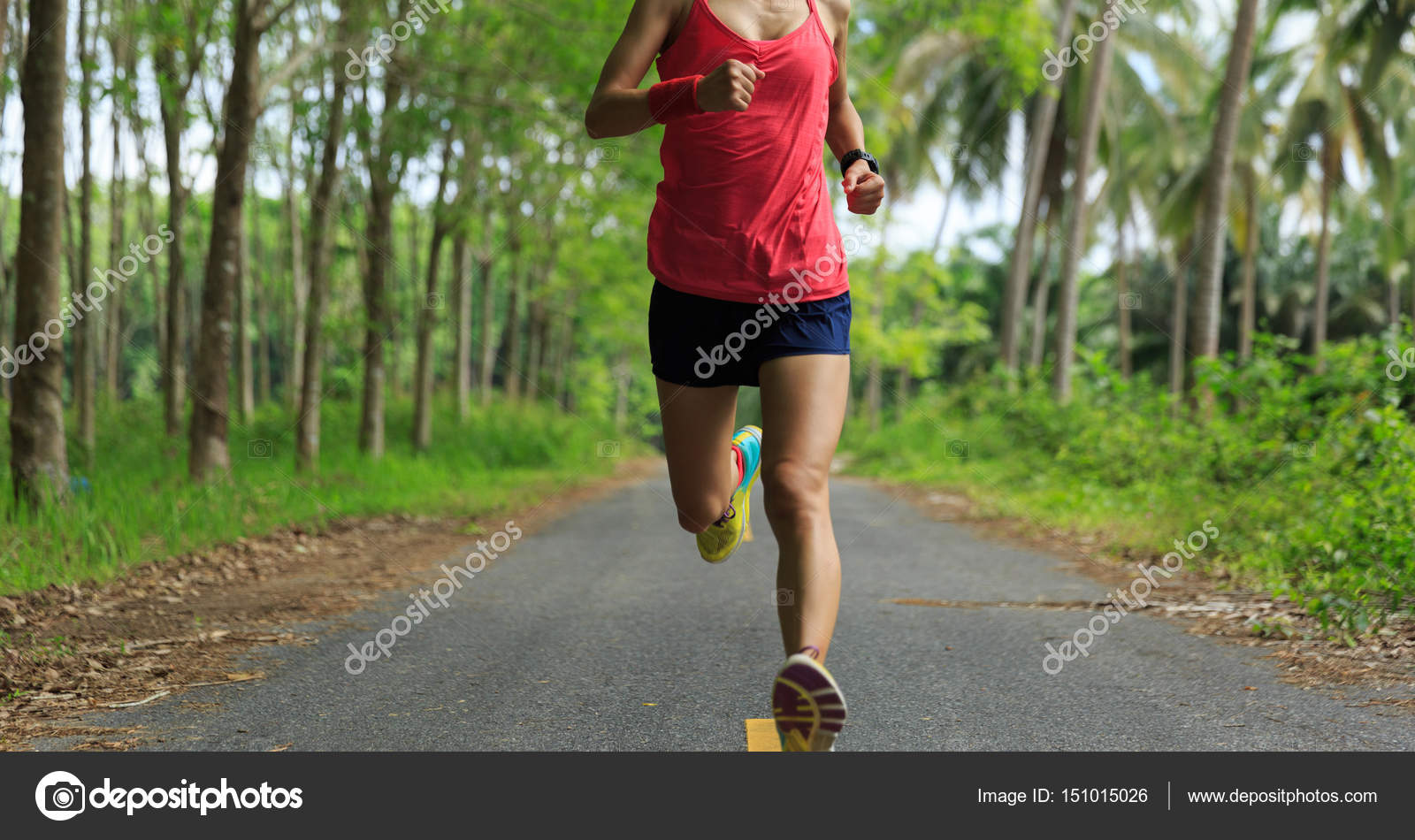 Mujer joven corriendo por sendero forestal — Foto de stock #151015026 © lzf