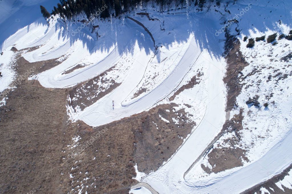 Vista aérea de la estación de esquí alpino y snowboard en las montañas 2024