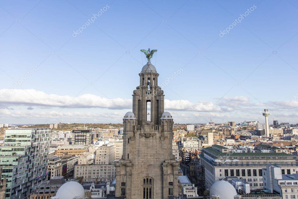 Liverpool, Reino Unido - 30 de octubre de 2019: Vista aérea del Royal Liver Building y del ...