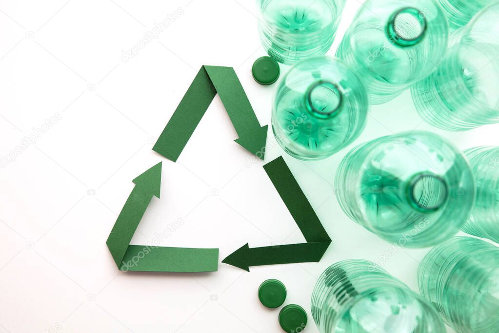 S mbolo de reciclaje de papel verde con botellas de agua de pl stico vac as 2024