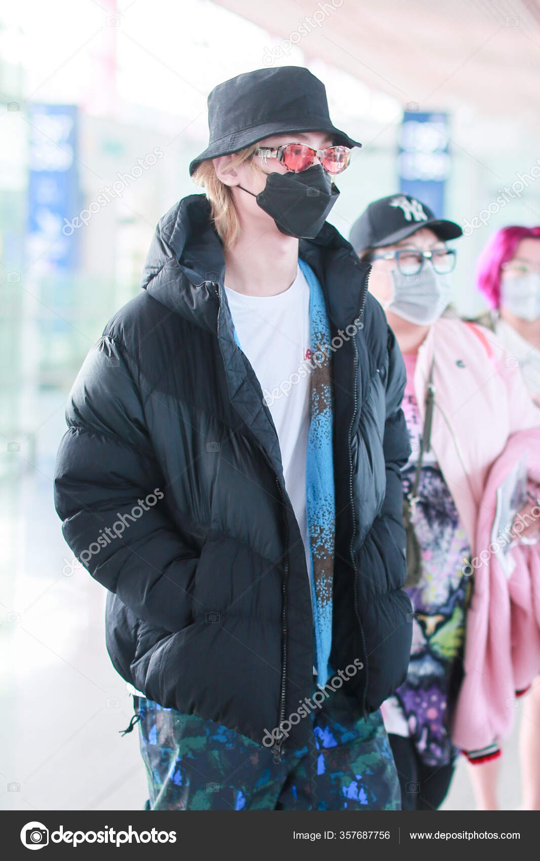 Chinese Singer Dancer Rapper Huang Minghao Arrives Beijing Airport ...