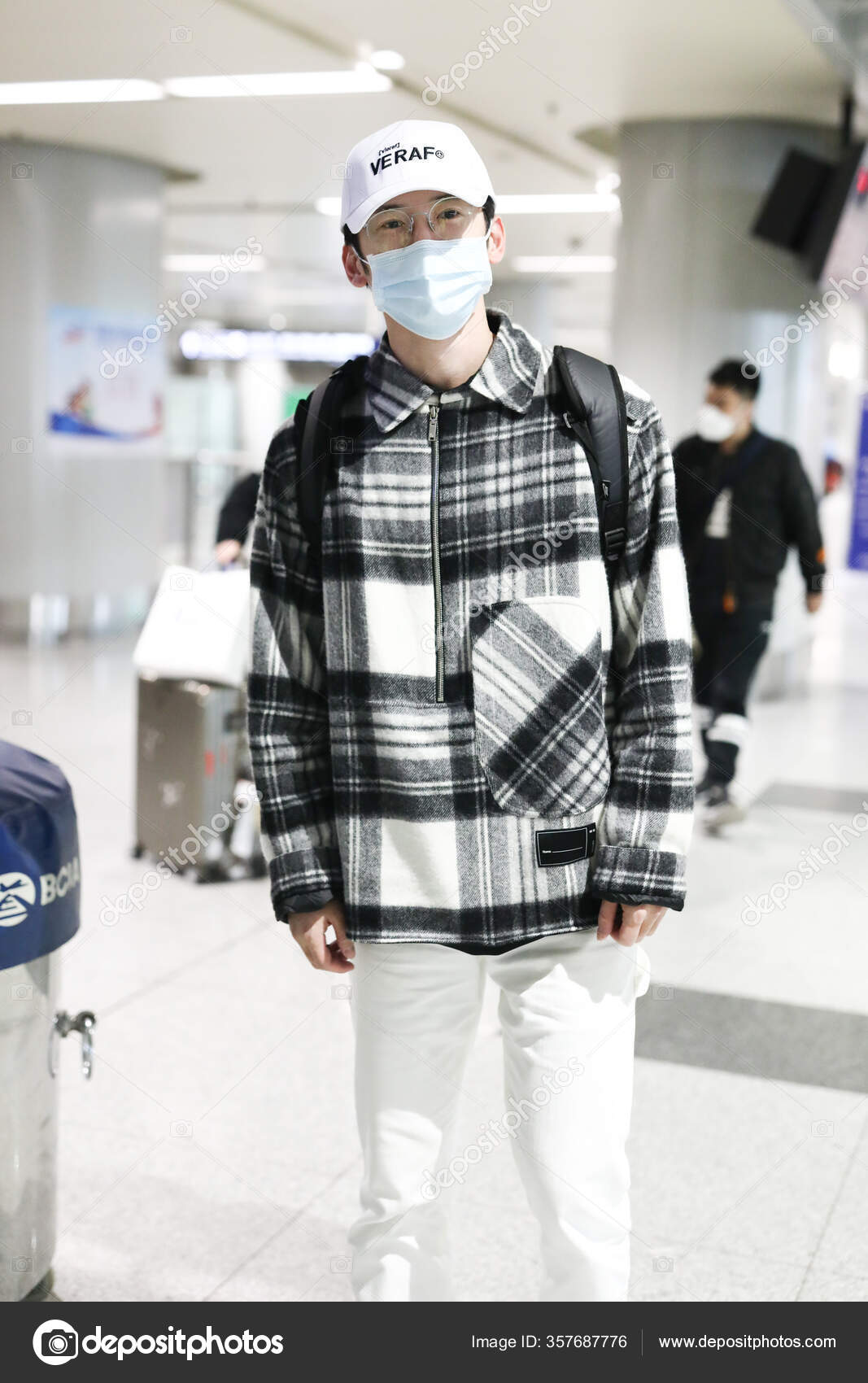 Chinese Actor Liu Ruilin Arrives Beijing Airport Departure Beijing ...