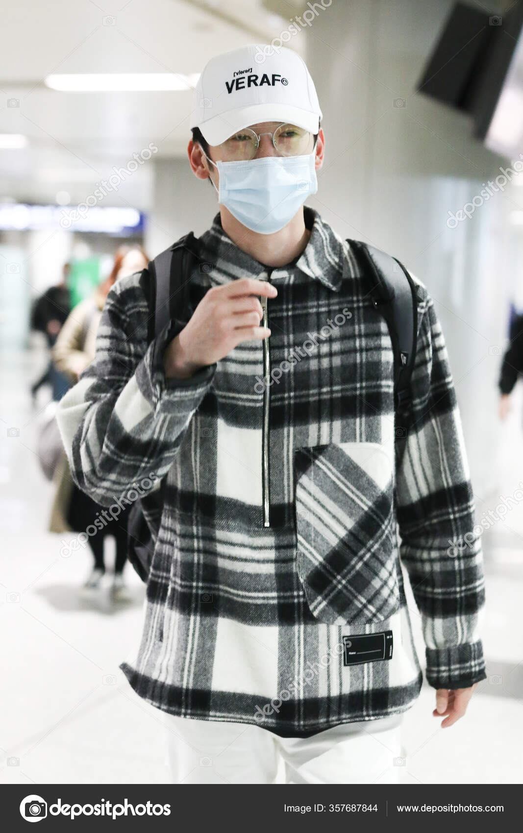 Chinese Actor Liu Ruilin Arrives Beijing Airport Departure Beijing ...