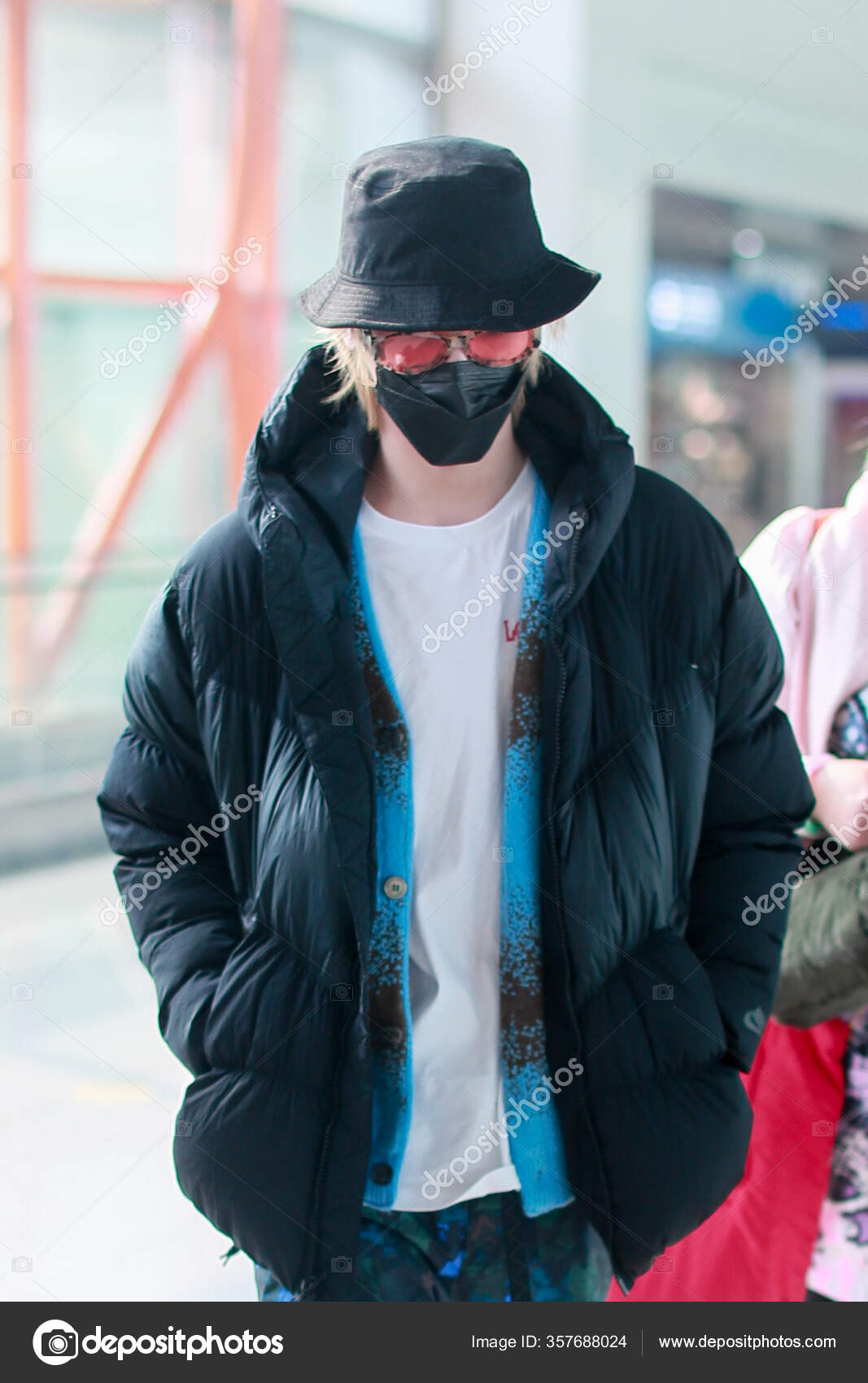 Chinese Singer Dancer Rapper Huang Minghao Arrives Beijing Airport ...