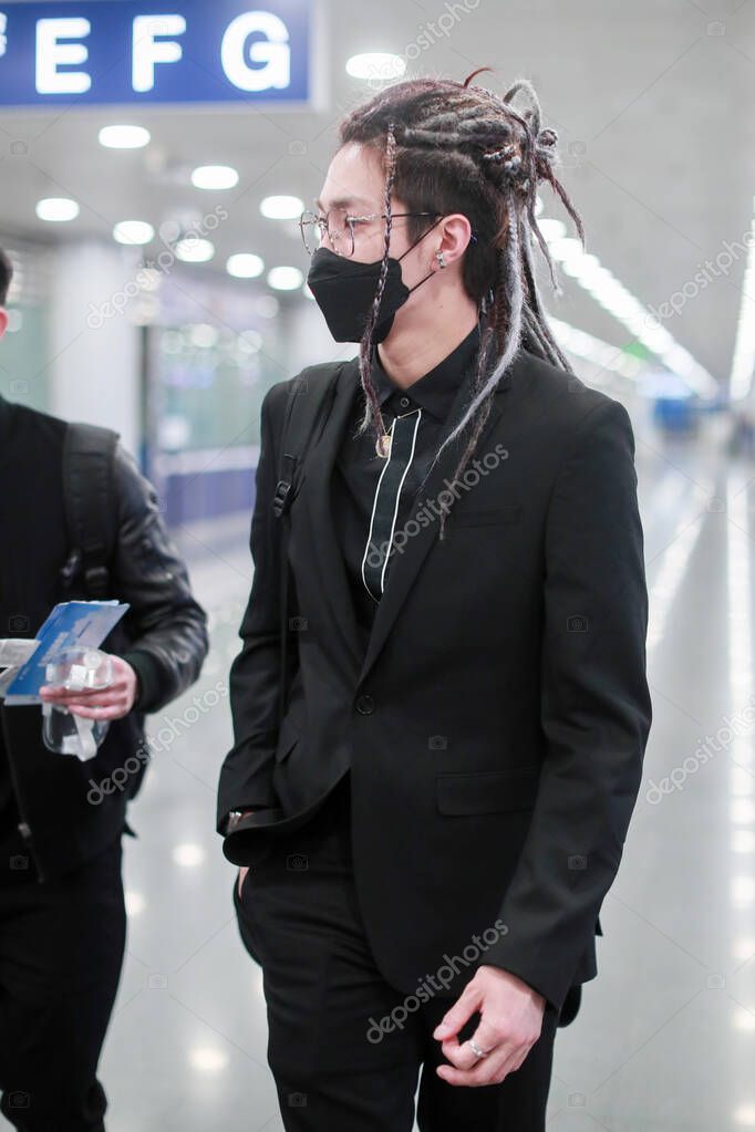 La cantante china Yue Minghui llega al aeropuerto de Beijing después de aterrizar en Beijing ...