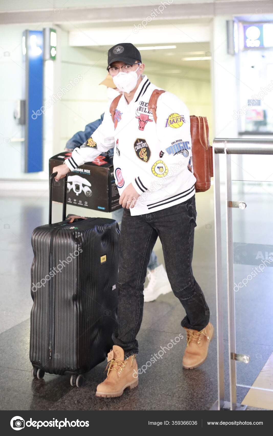 Chinese Mandopop Singer Actor Han Geng Arrives Beijing Airport Landing ...