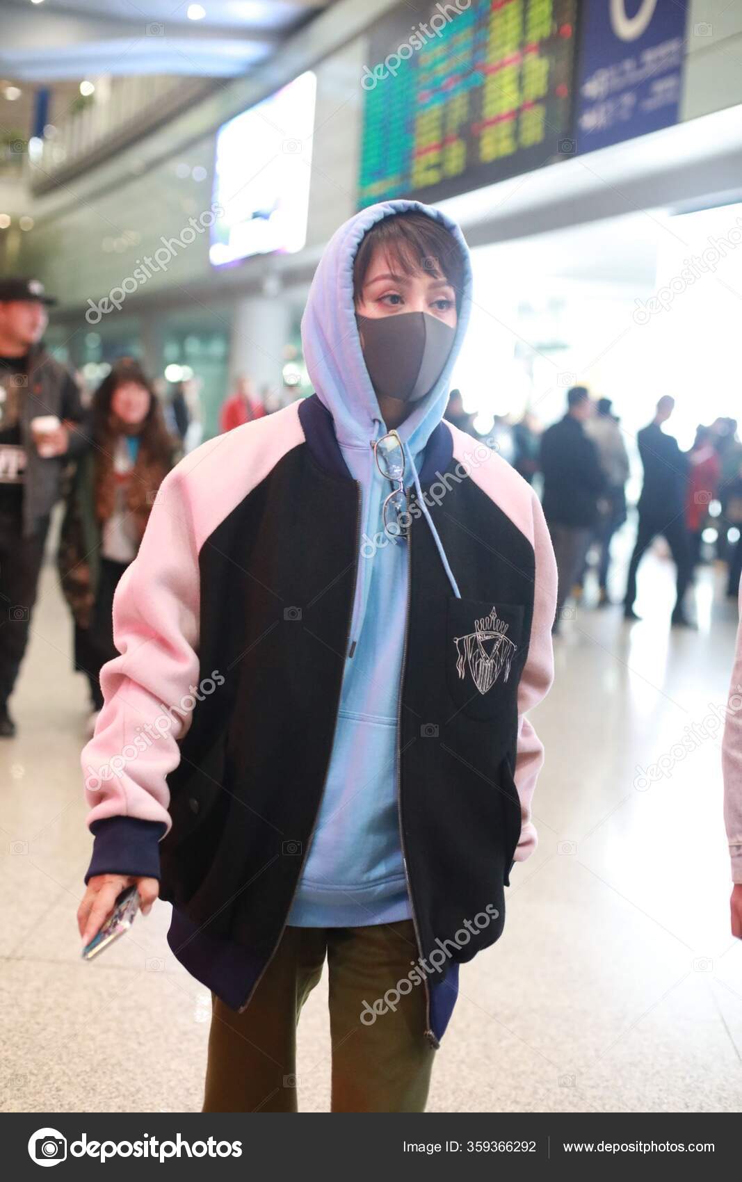 Chinese Actress Mixed Han Nakhi Descent Ning Jing Arrives Beijing ...