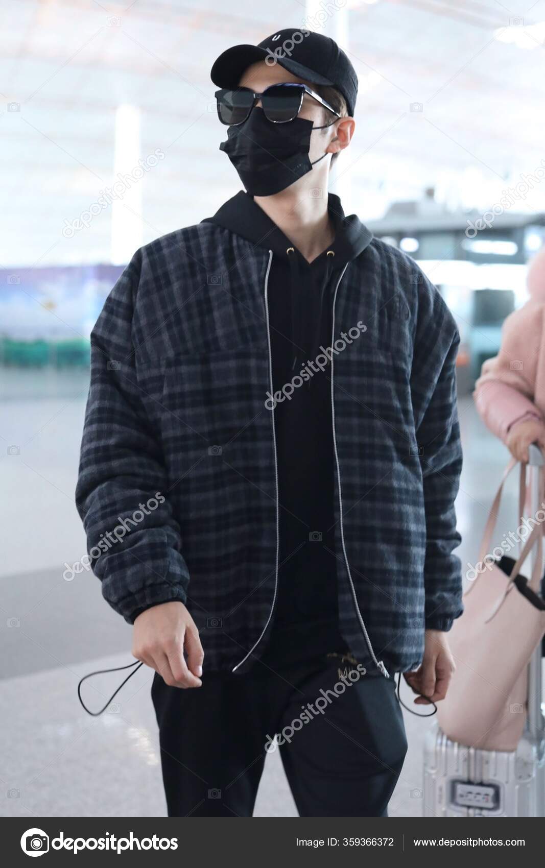Chinese Actor Singer Chen Xuedong Cheney Chen Arrives Beijing Airport ...
