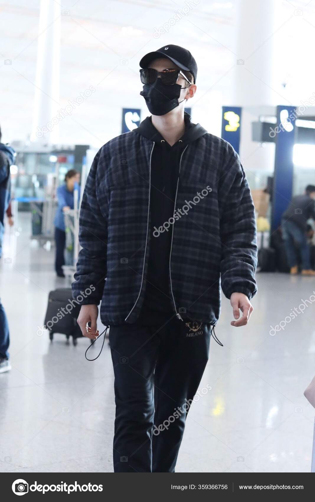Chinese Actor Singer Chen Xuedong Cheney Chen Arrives Beijing Airport ...