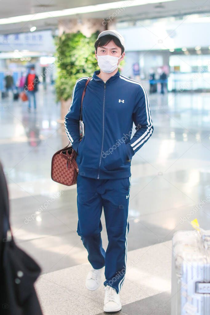 El actor chino Mao Zijun llega a un aeropuerto de Beijing antes de la ...
