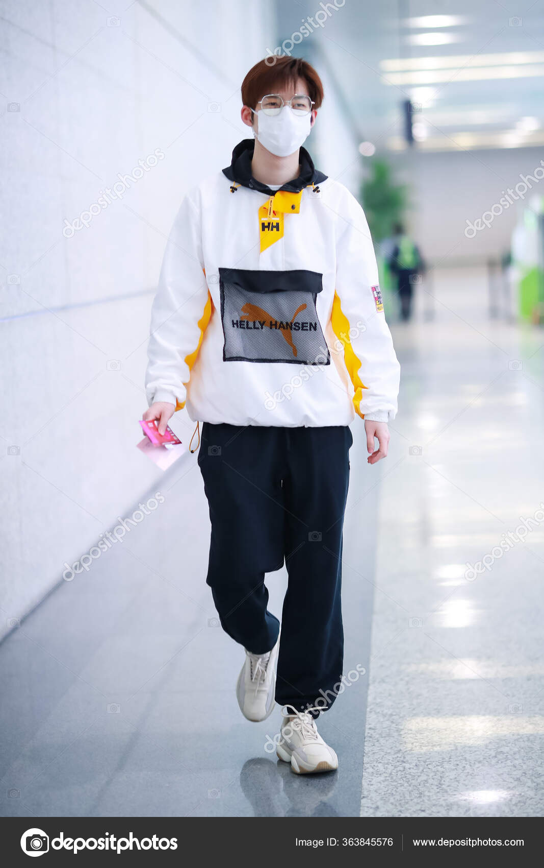 Chinese Singer Actor Dong Arrives Shanghai Airport Departure Shanghai ...