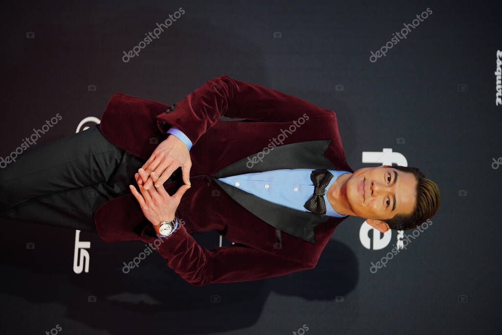 El cantante, bailarín y actor de Hong Kong Aaron Kwok Fu-shing posa en traje rojo para tomar ...