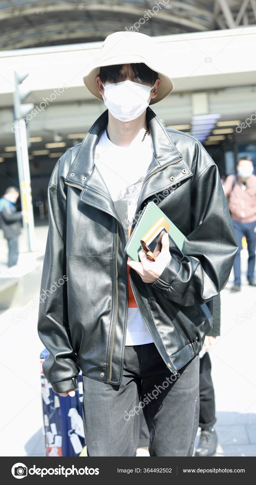 Chinese Actor Zhang Yunlong Also Kown Leon Zhang Arrives Airport ...
