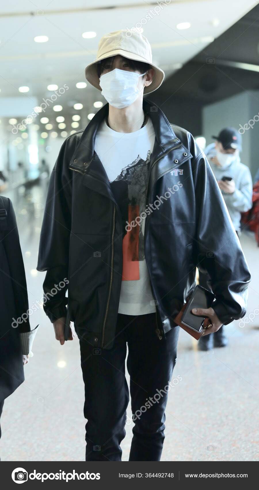 Chinese Actor Zhang Yunlong Also Kown Leon Zhang Arrives Airport ...