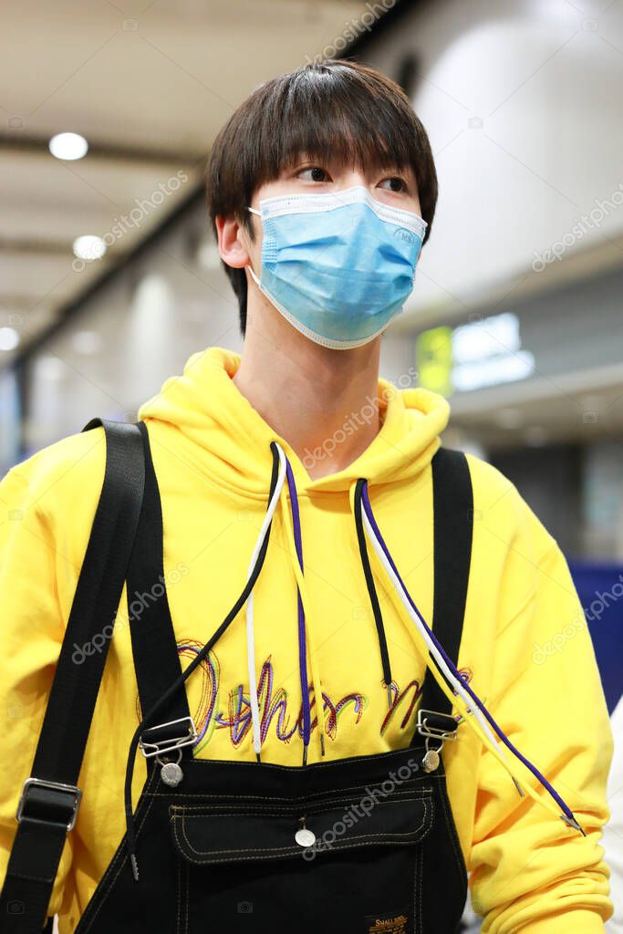 El cantante y actor chino Chen Youwei llega a un aeropuerto de Beijing ...