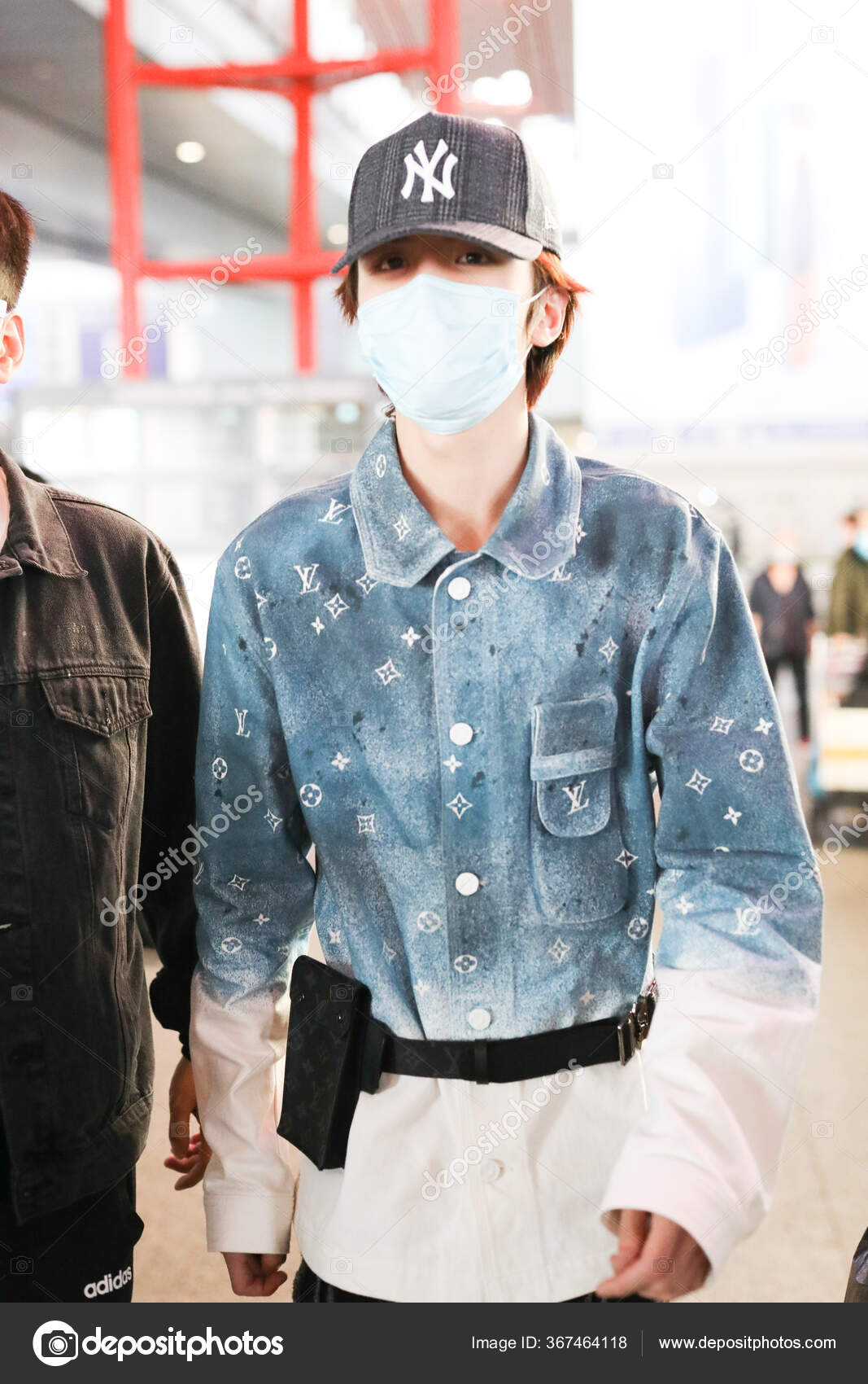 Chinese Singer Ling Chao Arrives Beijing Airport Departure Beijing ...