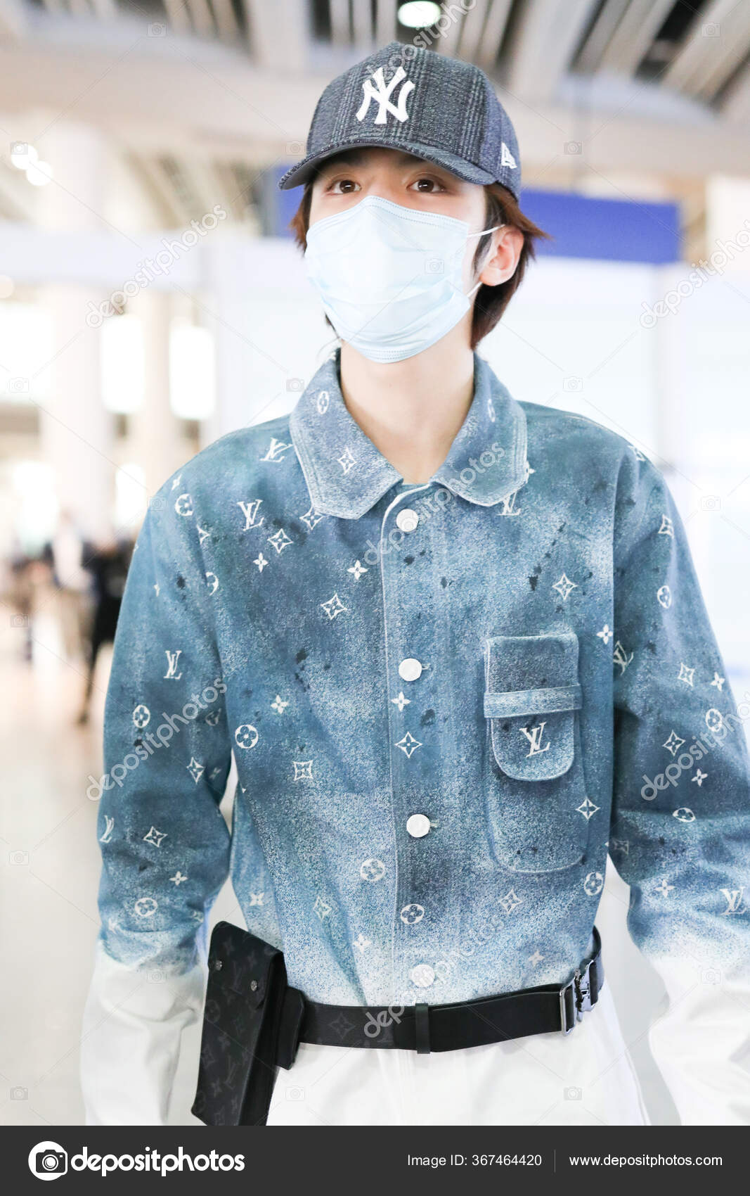 Chinese Singer Ling Chao Arrives Beijing Airport Departure Beijing ...