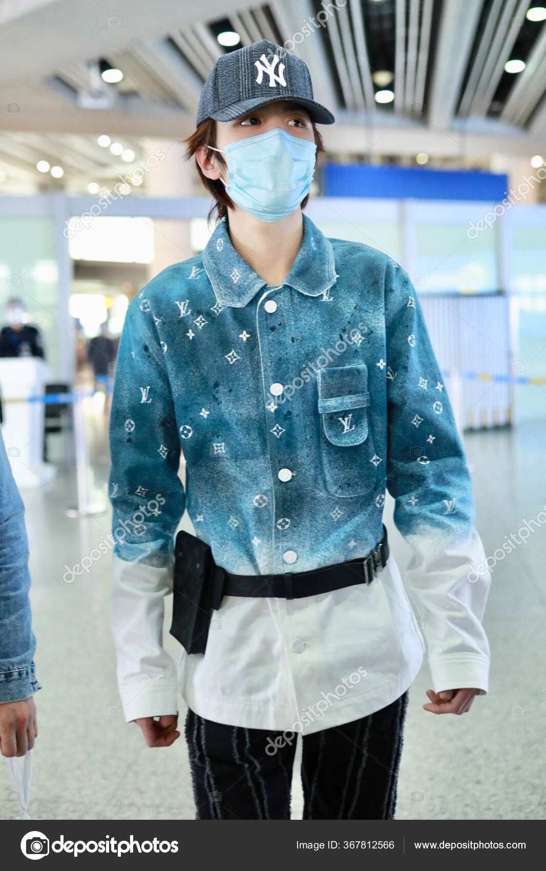 Chinese Singer Ling Chao Arrives Beijing Airport Departure Beijing ...