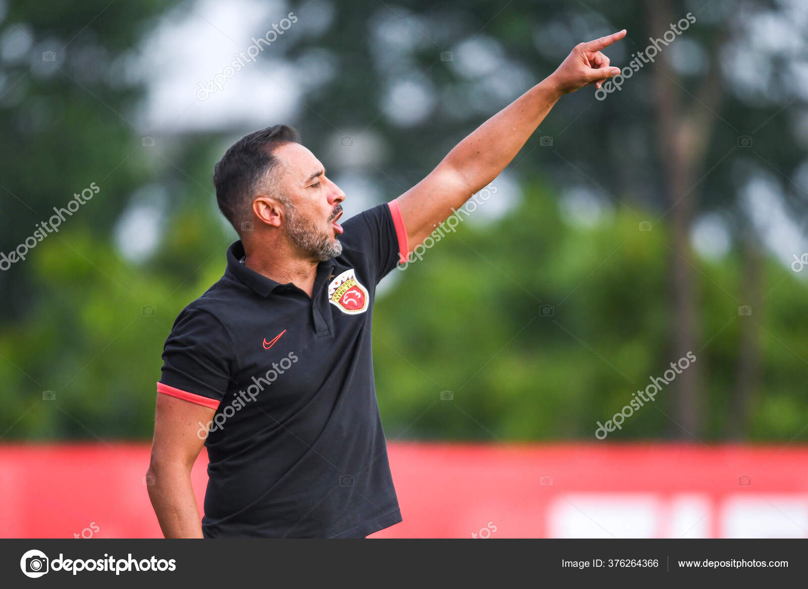 Vitor Pereira Entrenador Shanghai Sipg Gritos Para Dar Instrucciones ... Vitor Pereira Entrenador Shanghai Sipg Gritos Para Dar Instrucciones ...