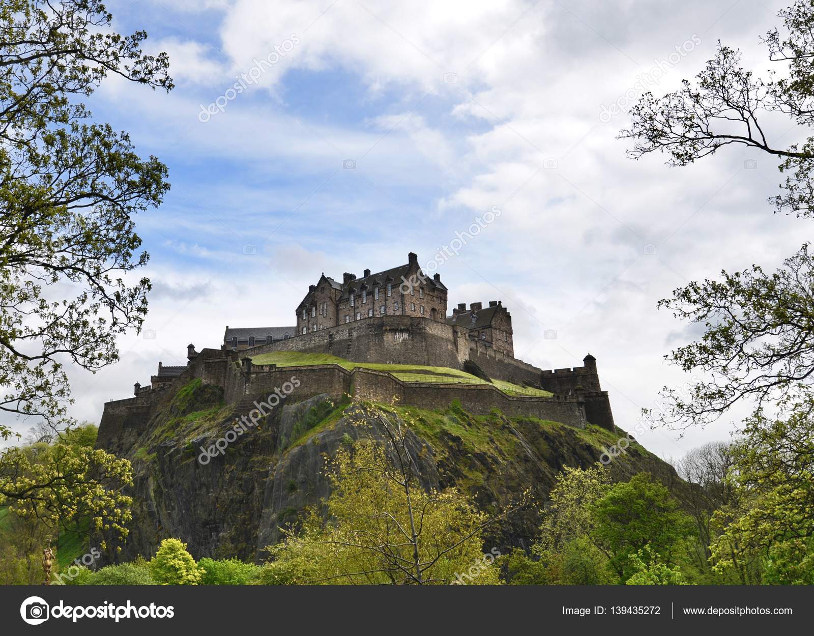 Edinburgh Castle on a large rock cliff — Stock Photo © helioscribe ...