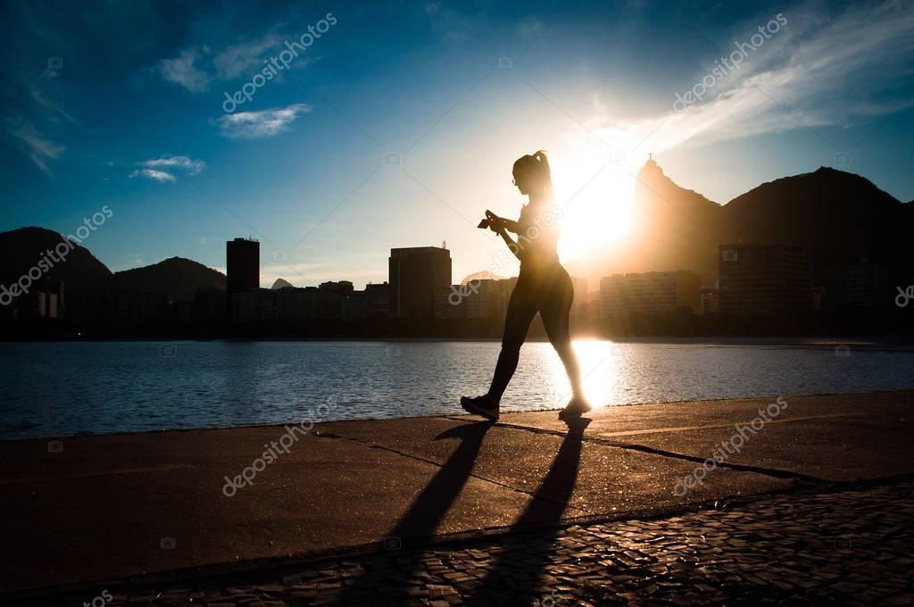 Silueta de una mujer Caminando por el sendero en Río de Janeiro al ... Silueta de una mujer Caminando por el sendero en Río de Janeiro al ...