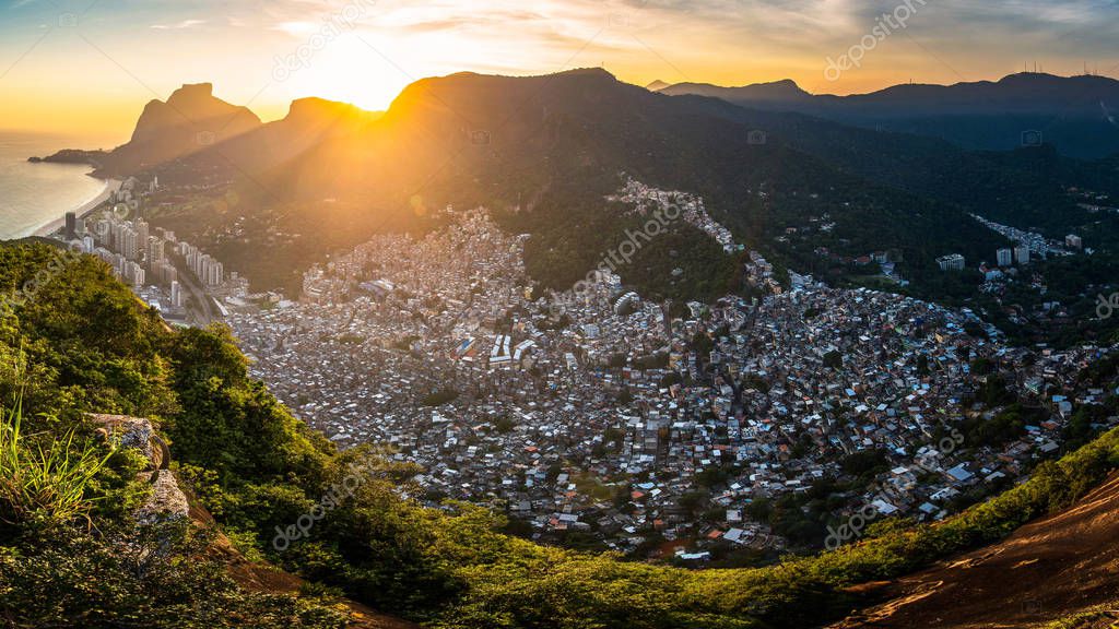 Vista panorámica de Rocinha, la mayor favela de la ciudad de Río de ...