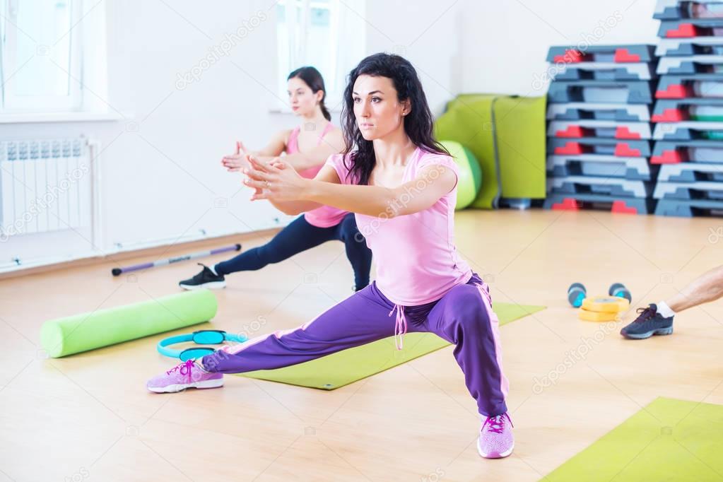 Ajuste las mujeres que hacen embestidas laterales, ejercicios para las ...