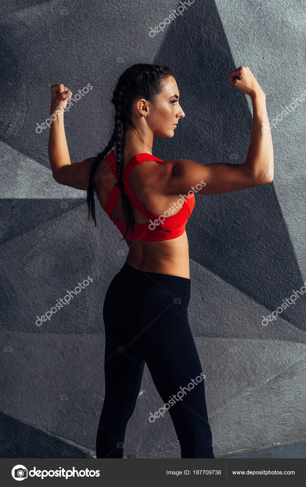 Fitness Modell Poserar Visar Musklerna I Rygg Och Biceps