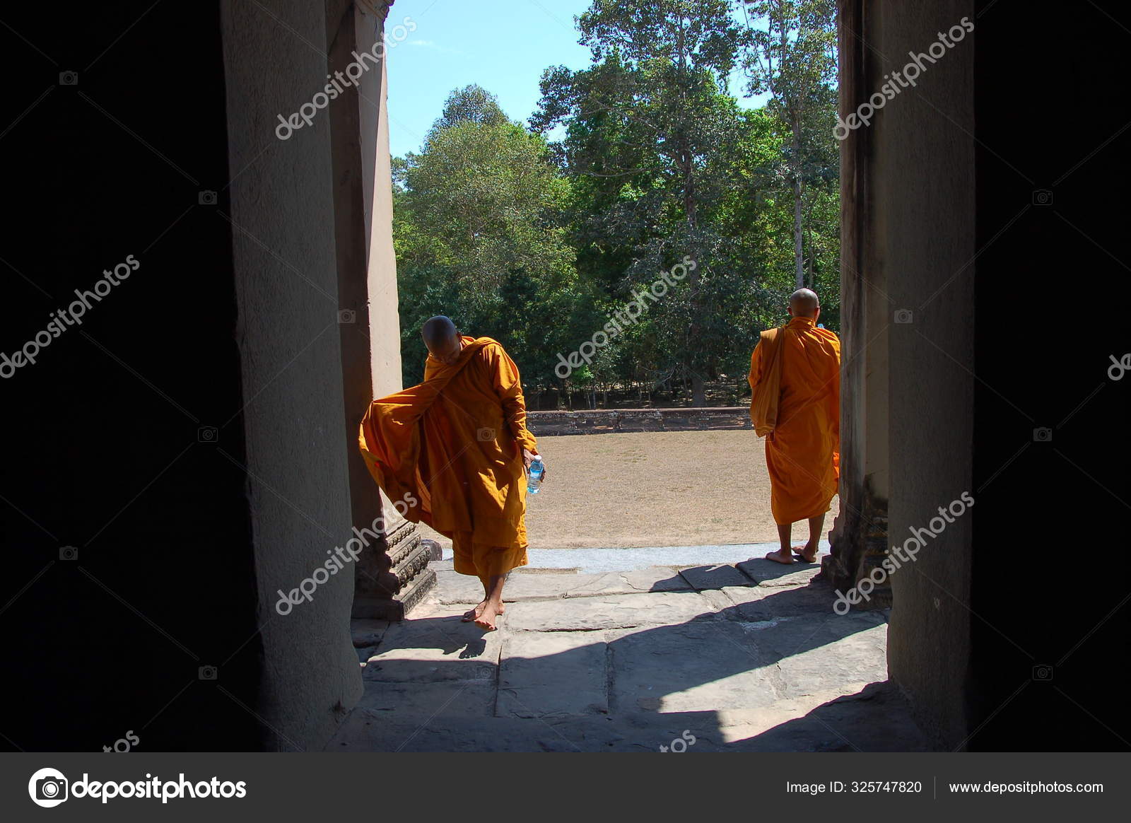Monks Exploring Angkor Wat Temple — Stock Editorial Photo ... Monks Exploring Angkor Wat Temple — Stock Editorial Photo ...