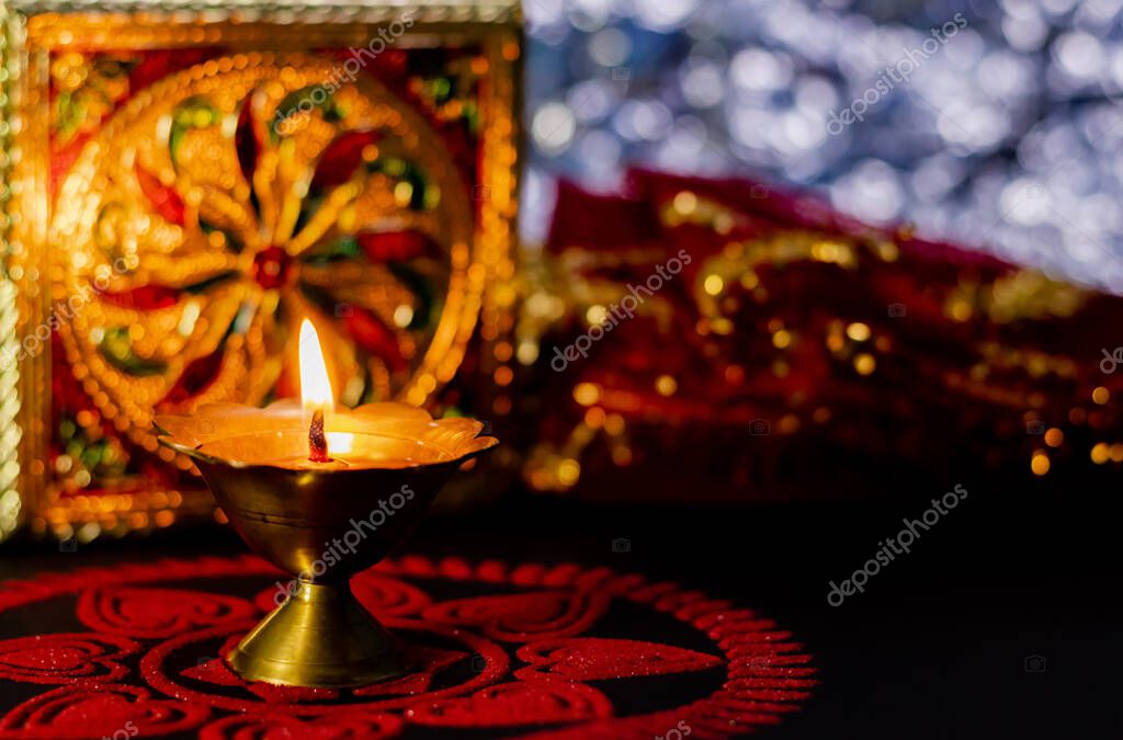 primer plano de beauticul conjunto de chowki junto con la lámpara en ...