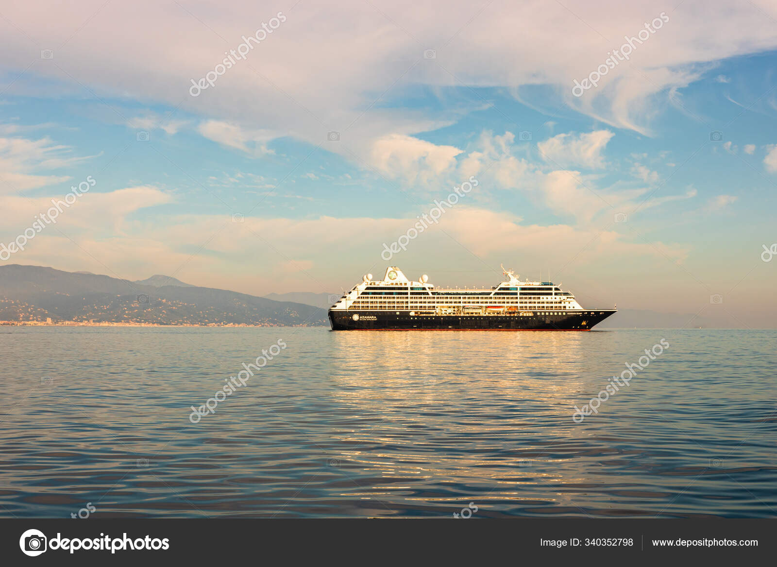 Crucero Azamara fondeado en el puerto de Portofino a lo largo de Amal ...