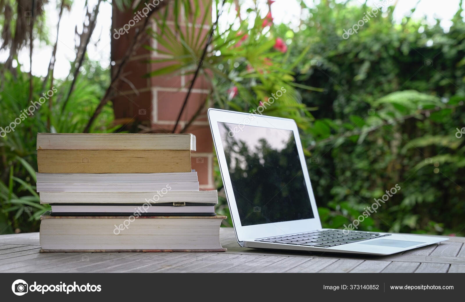 Apilado Libros Lado Computadora Portátil Vista Jardín Concepto ...
