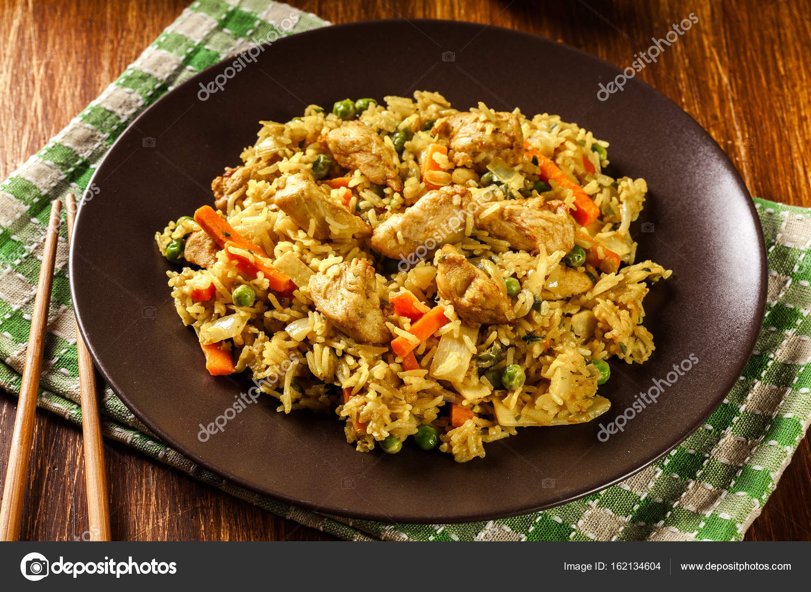 Gebakken rijst nasi goreng met kip en groenten op een plaat — Stockfoto ...