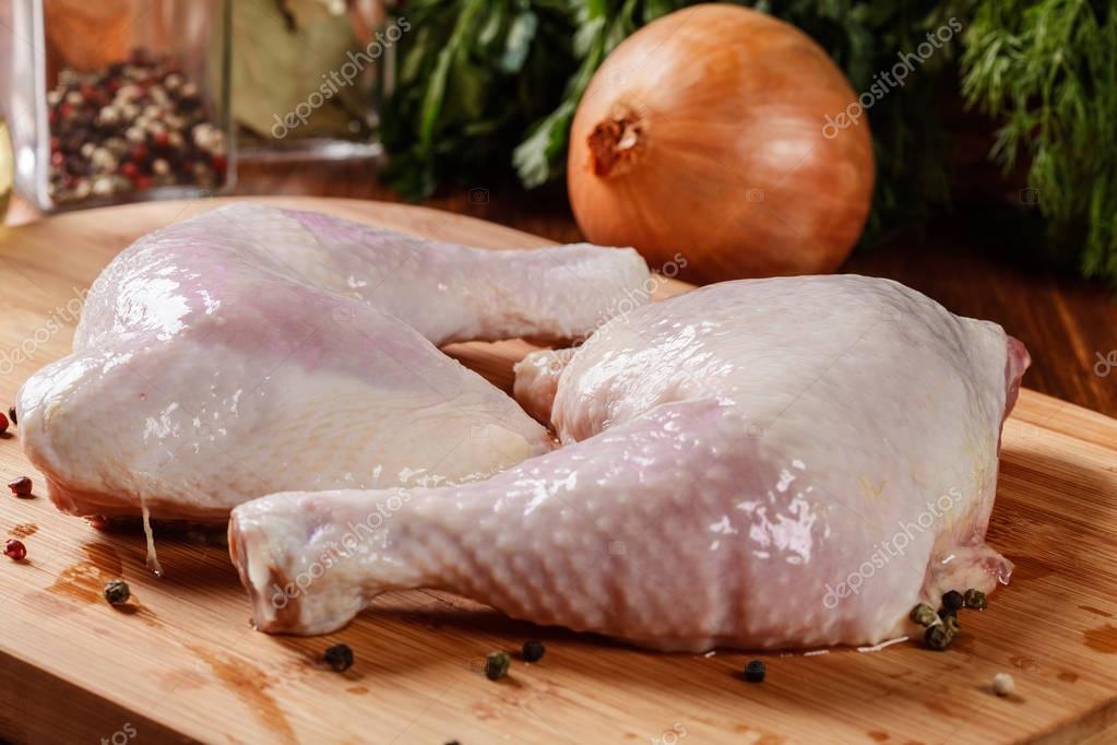 Patas de pollo crudas e ingredientes de marinada 2022
