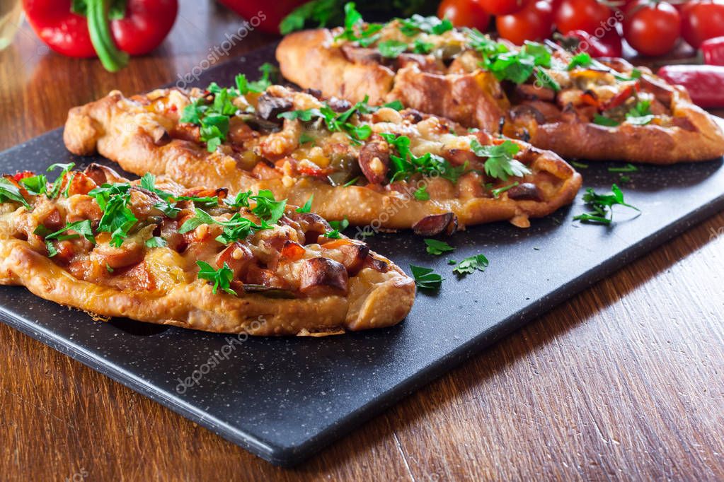 Traditional Turkish pide with meat and vegetables — Stock Photo © fotek ...