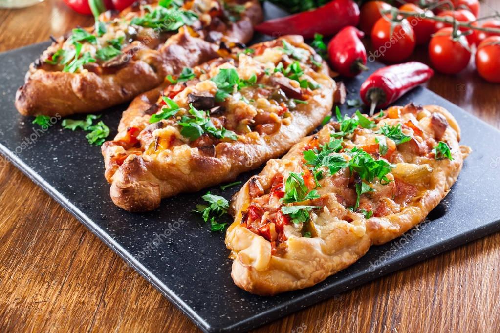 Traditional Turkish pide with meat and vegetables — Stock Photo © fotek ...