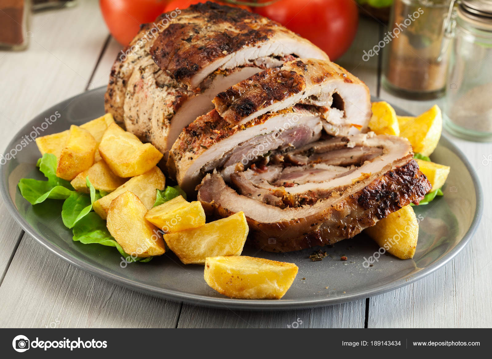 Rollo de cerdo asado relleno con otras carnes — Foto de stock ...