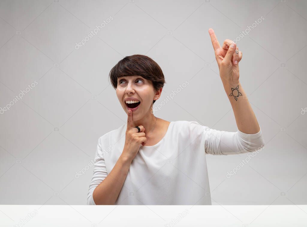 Mujer teniendo un momento eureka como ella resuelve un problema o tiene una idea inspiradora ...