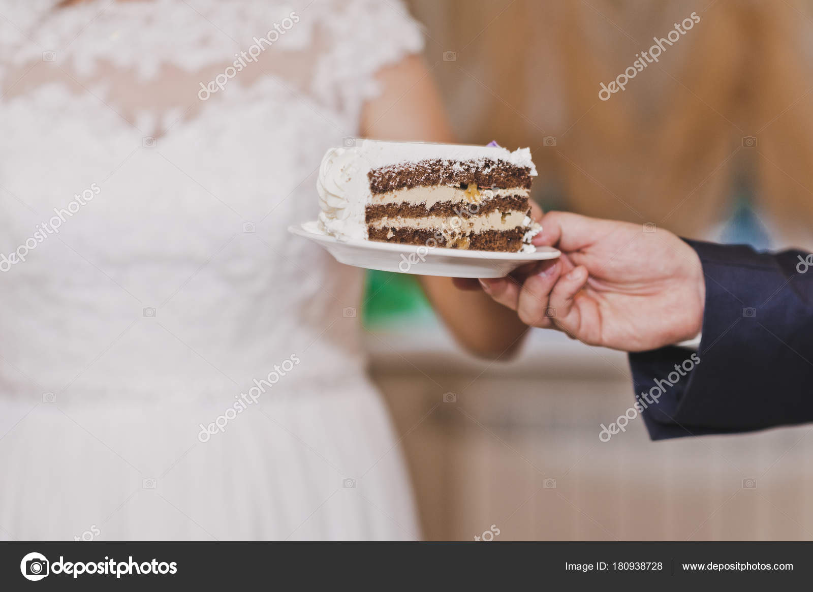 The process of separating a birthday cake for the guests 7047. — Stock ...