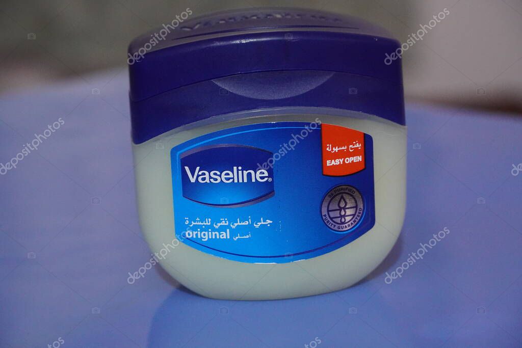 Una gran tina de vaselina vaselina aisló el fondo azul. : Un frasco de ...