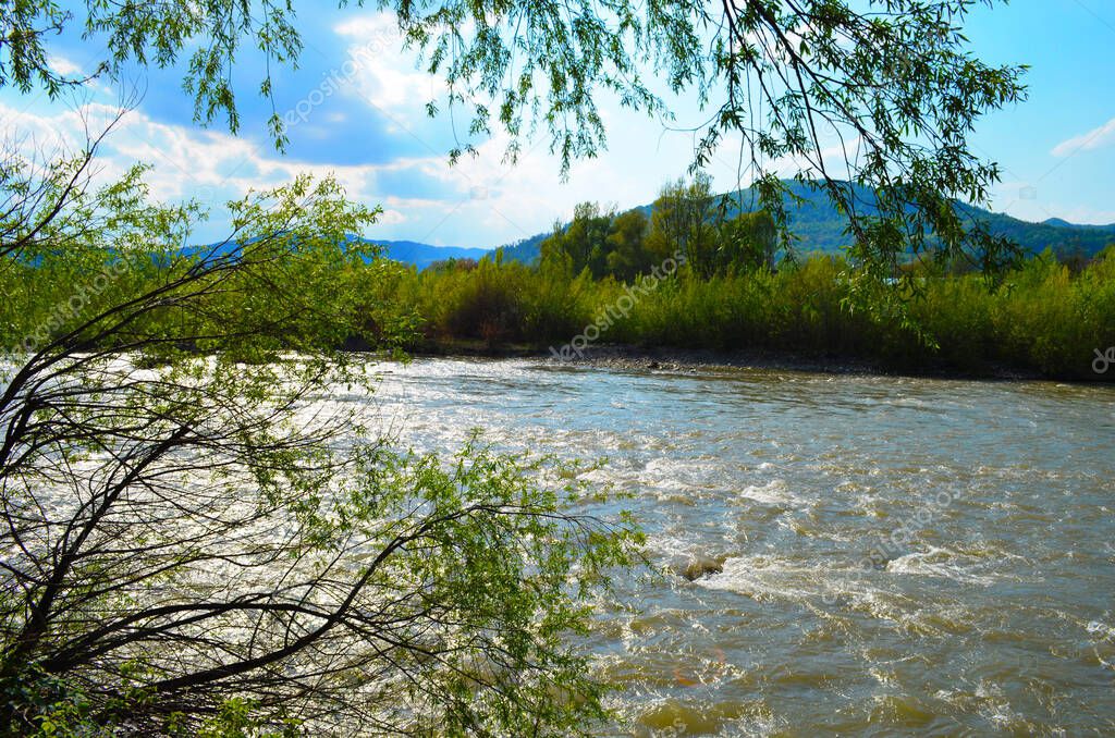 río de montaña entre acantilados. aguas cristalinas azules del río. 2023