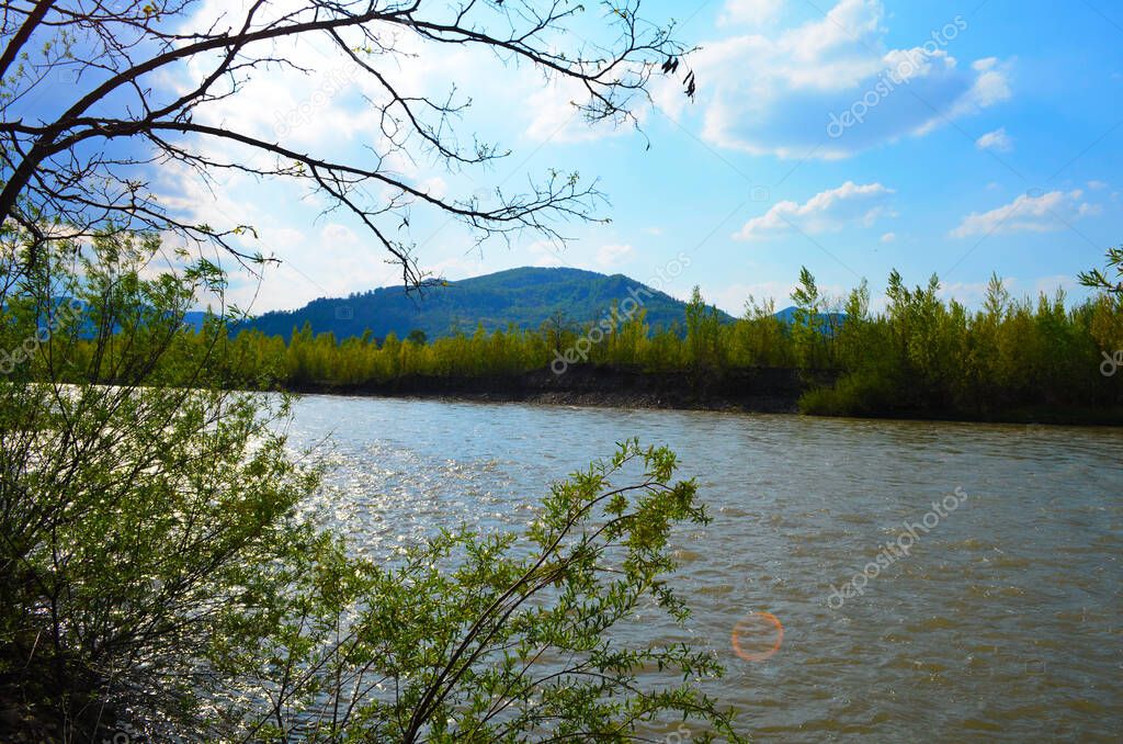 río de montaña entre acantilados. aguas cristalinas azules del río. 2023