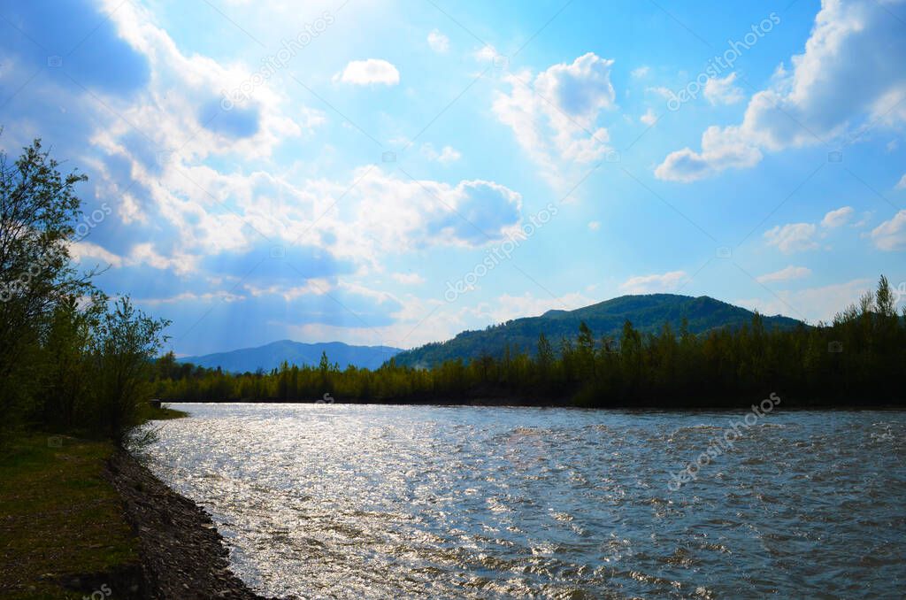 río de montaña entre acantilados. aguas cristalinas azules del río. 2023