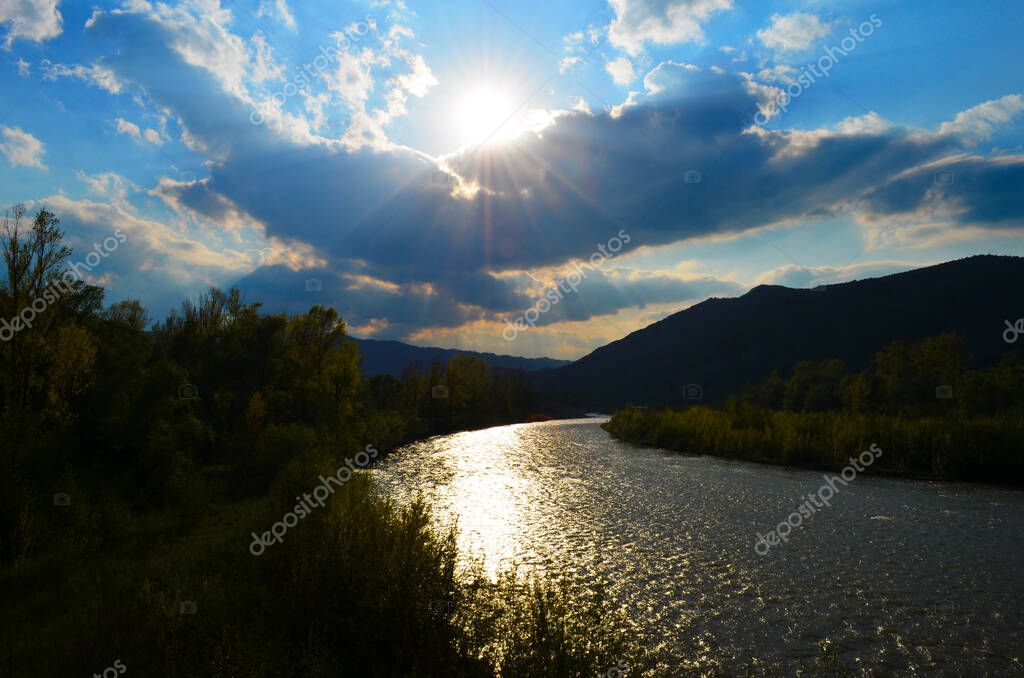 río de montaña entre acantilados. aguas cristalinas azules del río. 2023