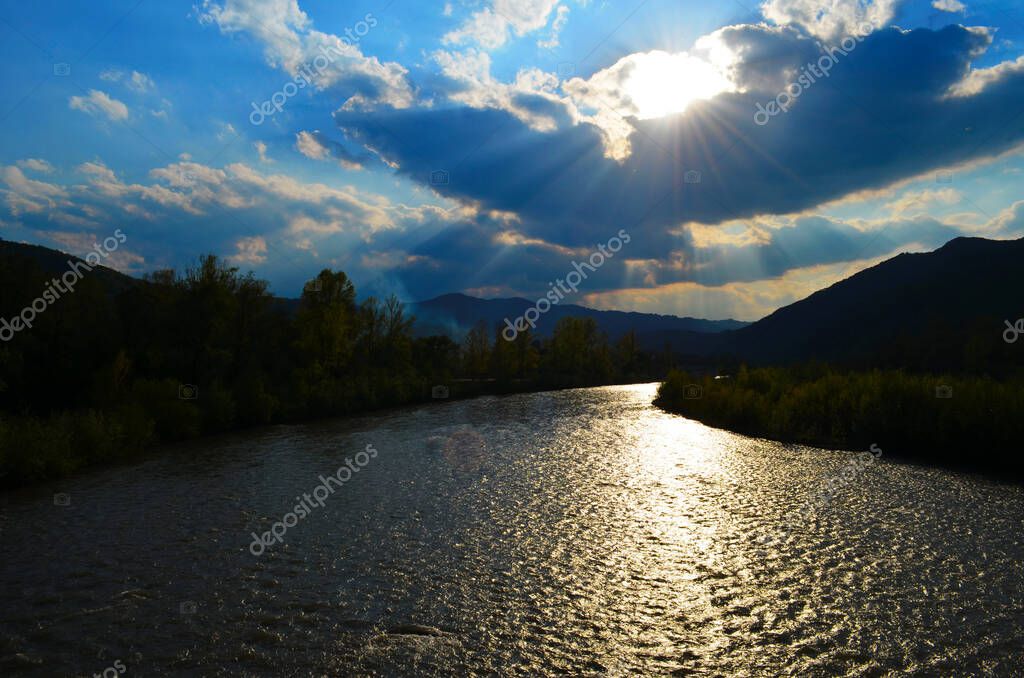 río de montaña entre acantilados. aguas cristalinas azules del río. 2023