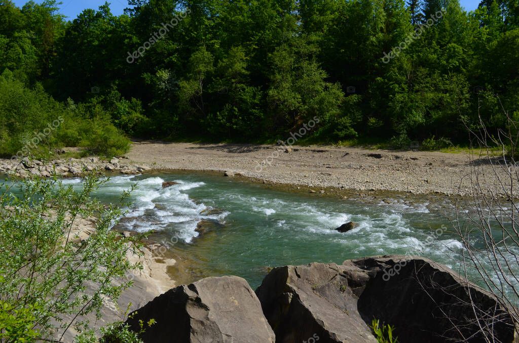 río de montaña entre acantilados. aguas cristalinas azules del río. 2023