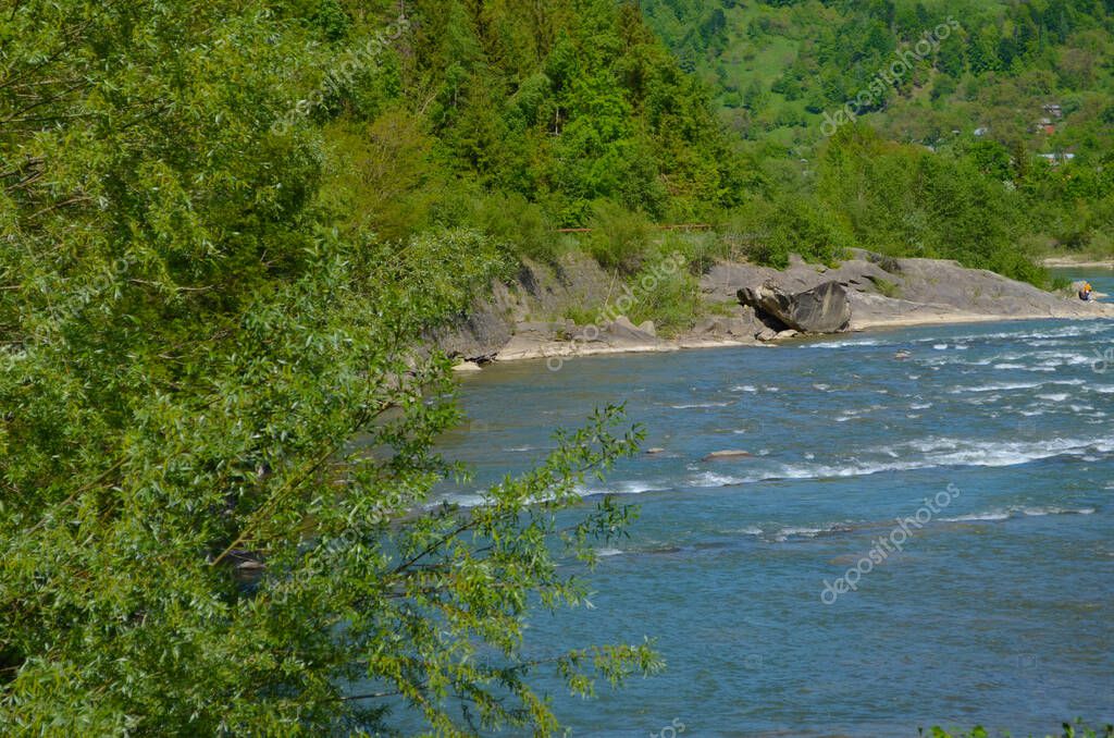 río de montaña entre acantilados. aguas cristalinas azules del río. 2023