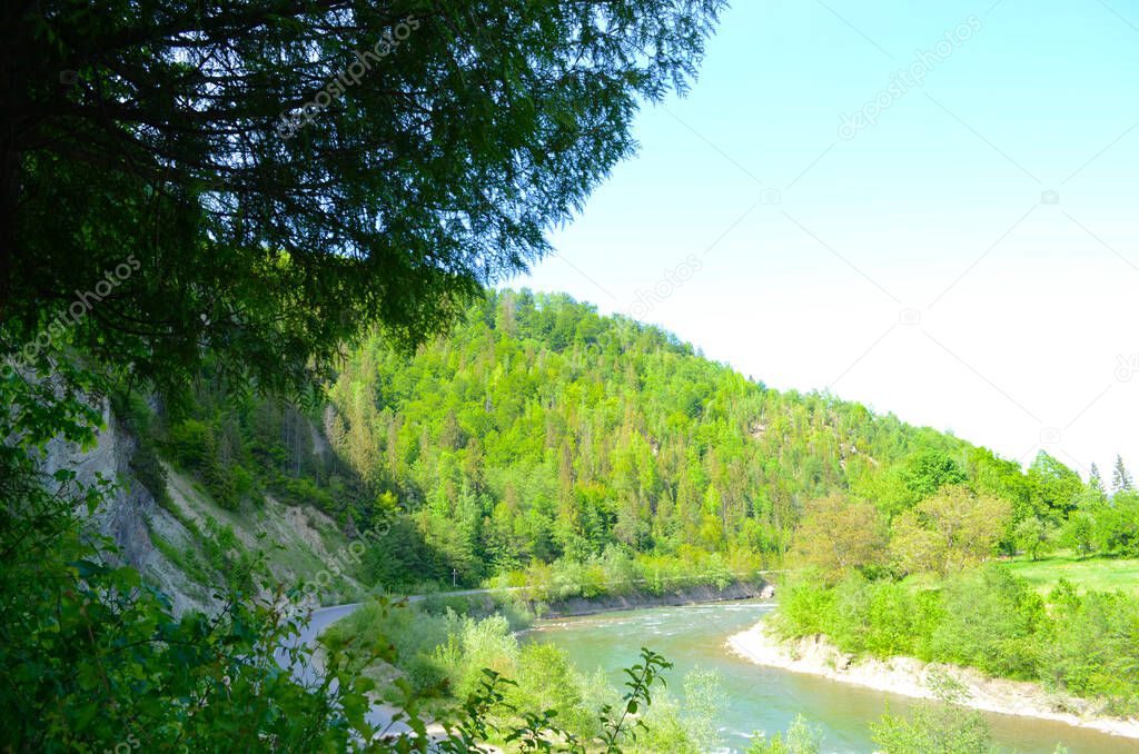 río de montaña entre acantilados. aguas cristalinas azules del río. 2023